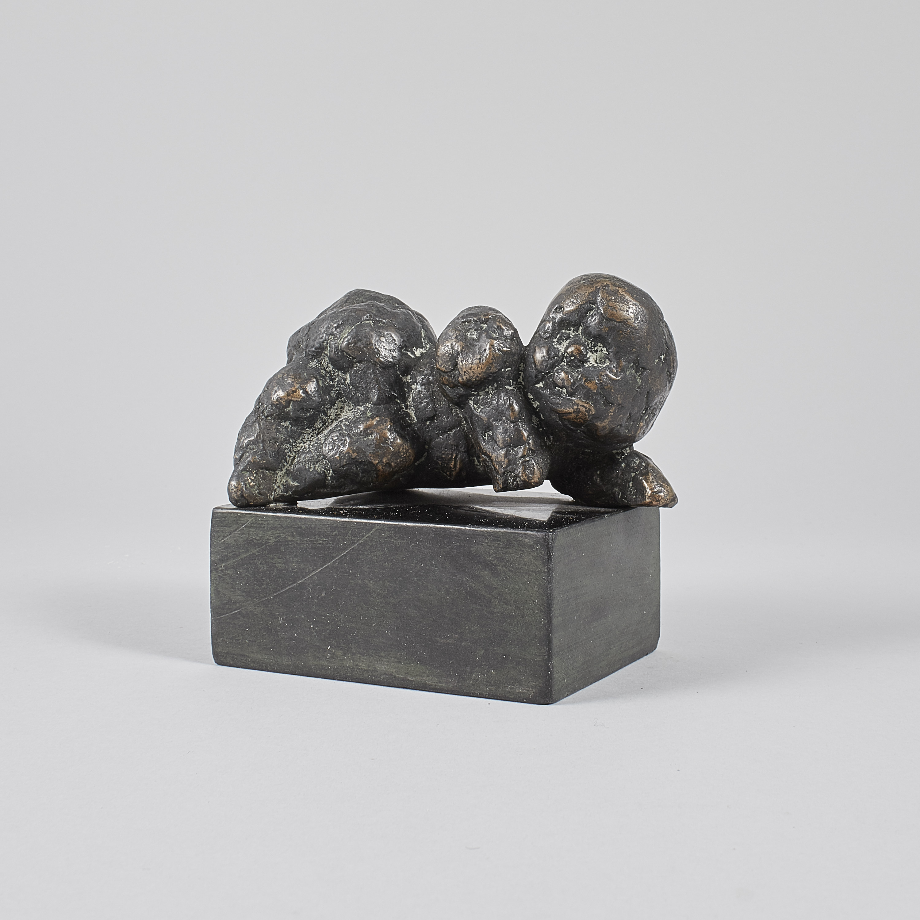 Skulptur, Berta Hansson (1910-1994), Barn, brons, signerad. BH, höjd med stensockel 11, 5, längd ...